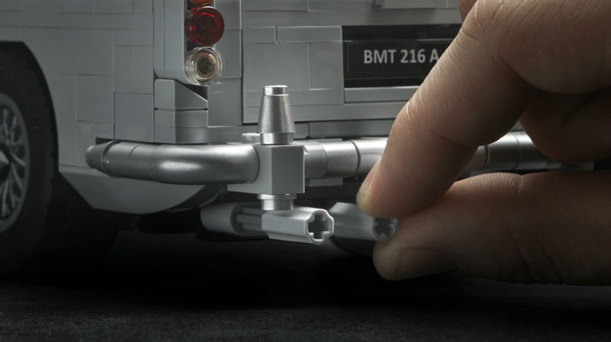 James Bond's LEGO Aston Martin DB5 Comes With All the Gadgets - The Manual