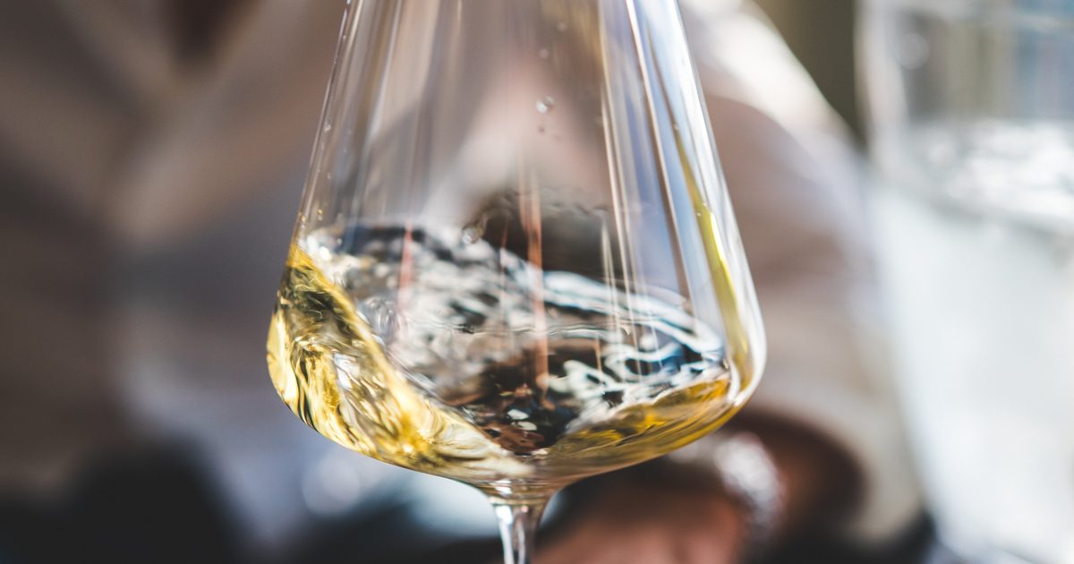 Why is cheap white wine better than red wine? - The Manual