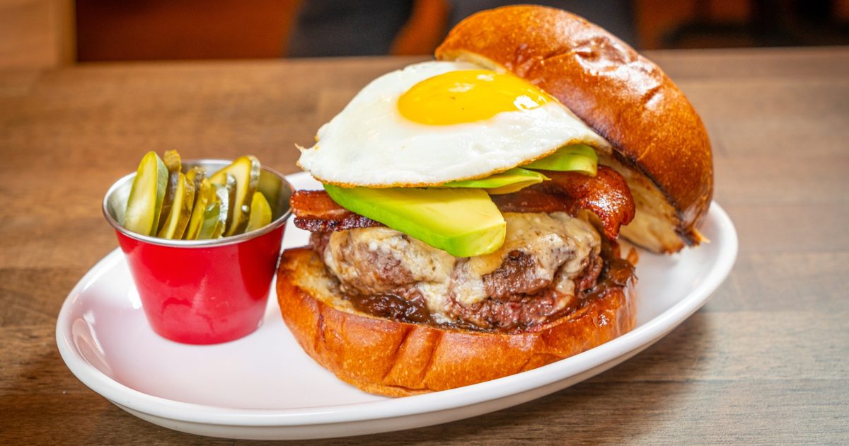 A chef's tips on how to make a great breakfast burger - The Manual