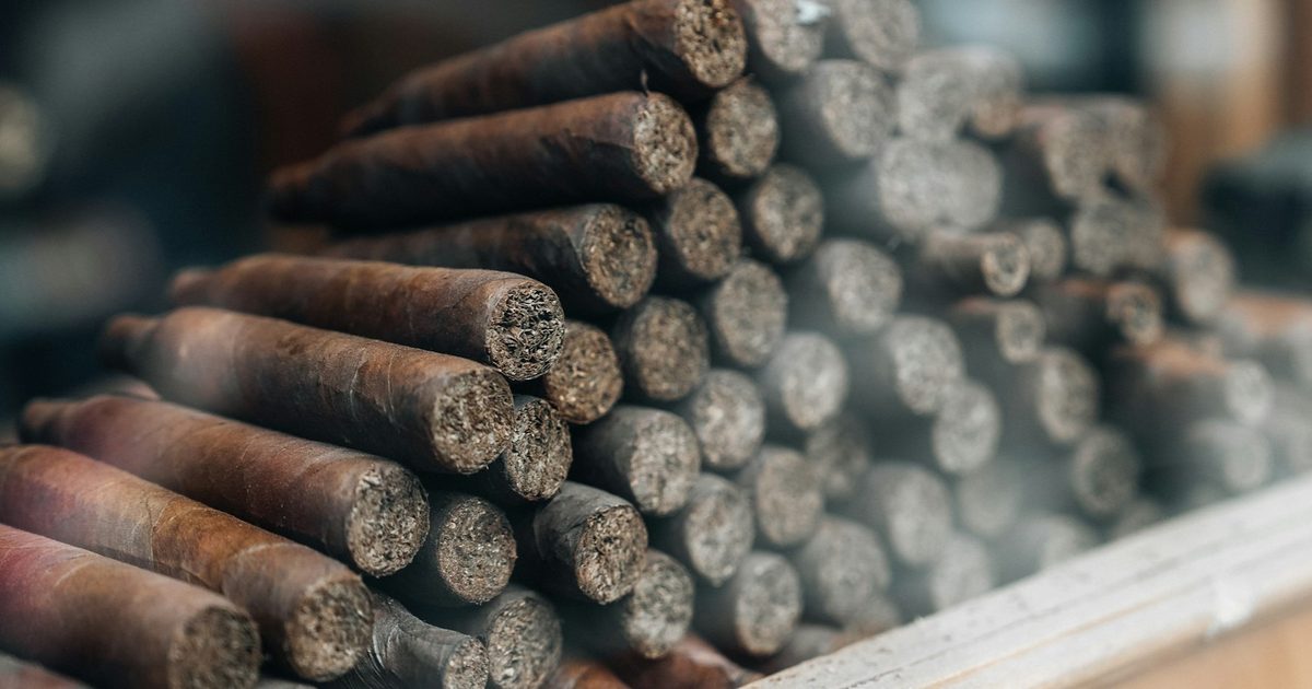 What are small batch cigars? Are premium cigars different? - The Manual