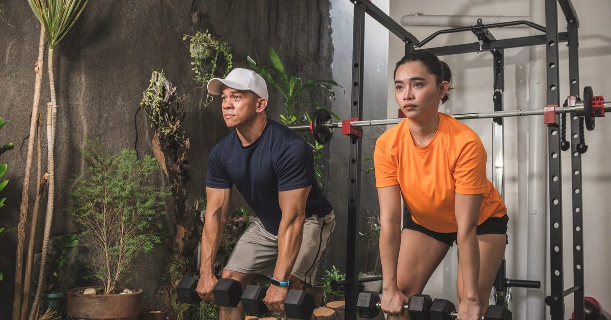 How to do the dumbbell Romanian deadlift - The Manual