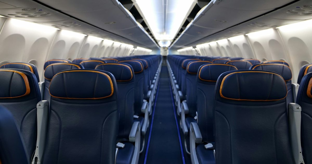 6 ways to stay comfortable in the middle seat on airplane flights - The ...