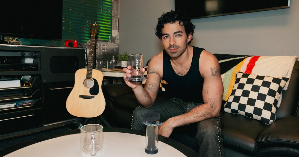 Joe Jonas names his favorite coffee maker—The AeroPress Clear Purple ...