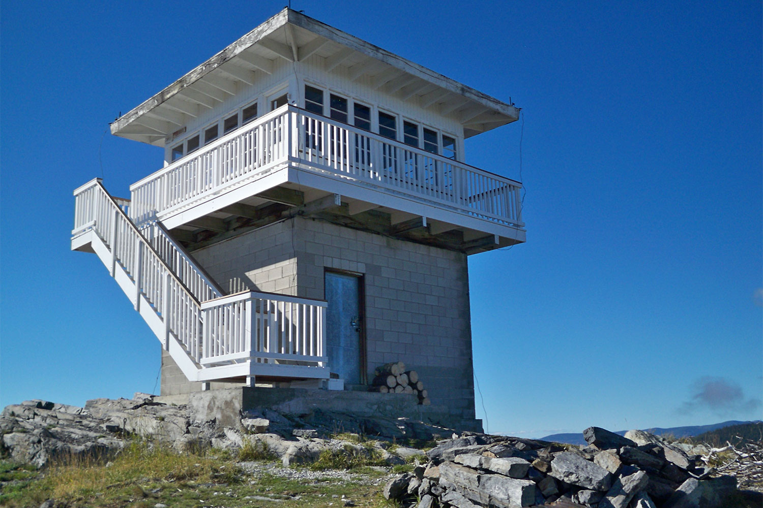 8 Breathtaking Fire Lookouts You'll Want to Rent Right Now - The Manual