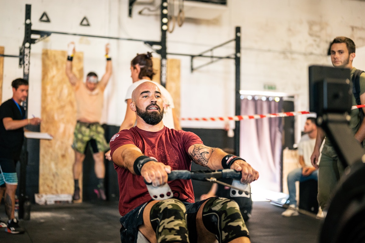 5 beginner rowing machine workouts that burn fat and build endurance ...